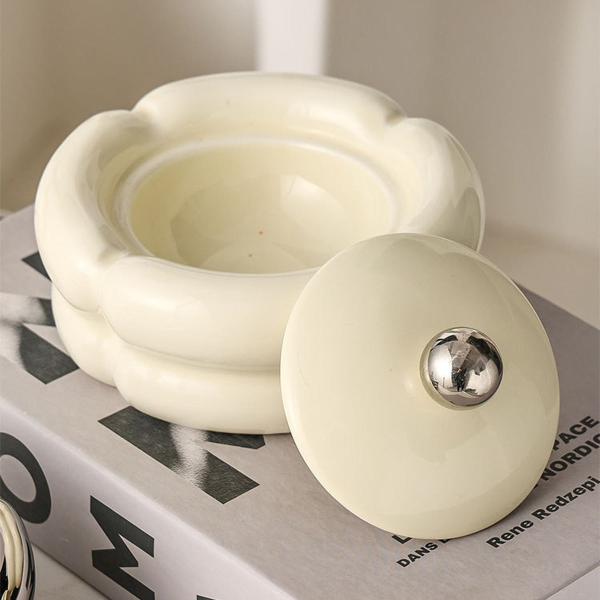 Outdoor Ashtray with Lid Ceramic Cream White Silver – Ashtray Planet